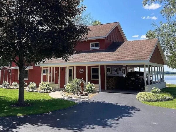 New Listing! Spacious 4-bedrooms Lake Front Retreat In Delightful Alpena Area. - Alpena, MI