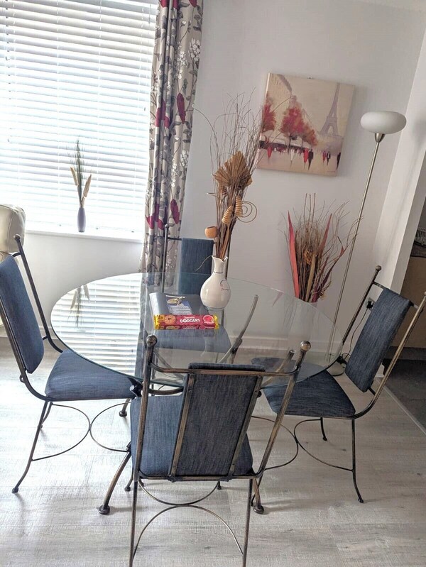 City Centre 2 Bedroom Ground Floor Flat With Parking - South Downs