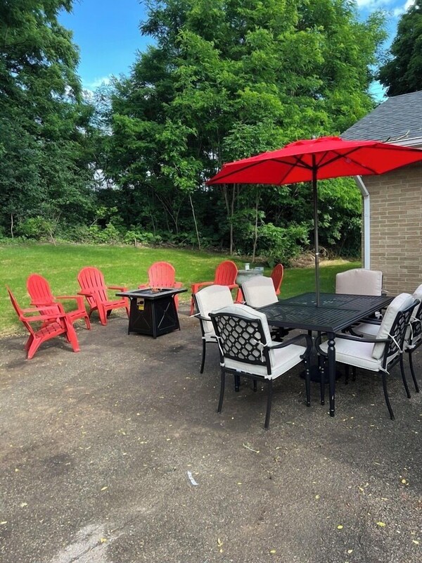 Spare Time Retreat | Renovated | Walk To Town| Next To Bowling Alley|parking|fire Table|grill - レイク・ジェニーバ, WI