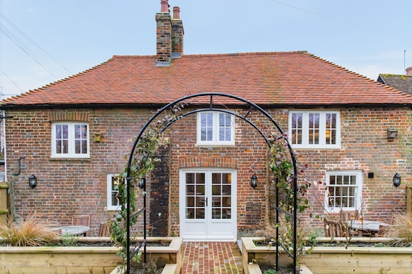 Cockpit Cottage - 3 Bed -  A Holiday Let That Sleeps 6 Guests  In 3 Bedrooms - Folkestone