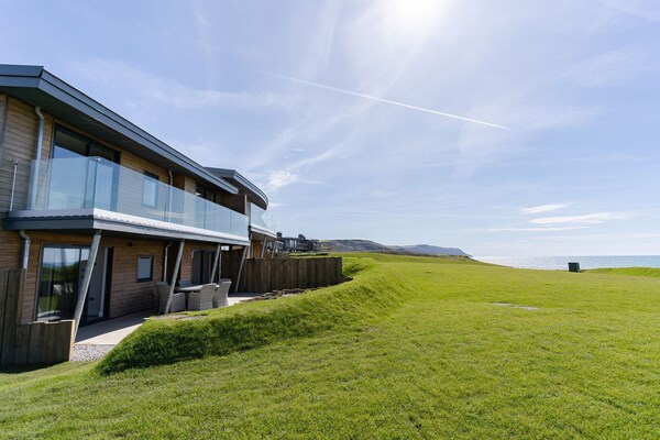 The Watchtower Is A Sumptous, Light-filled End Of Terrace Retreat Directly On The Widemouth Bay Shor - Widemouth Bay