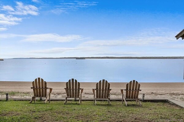 Beachfront Apartment- 10 Min From Downtown - Branford, CT