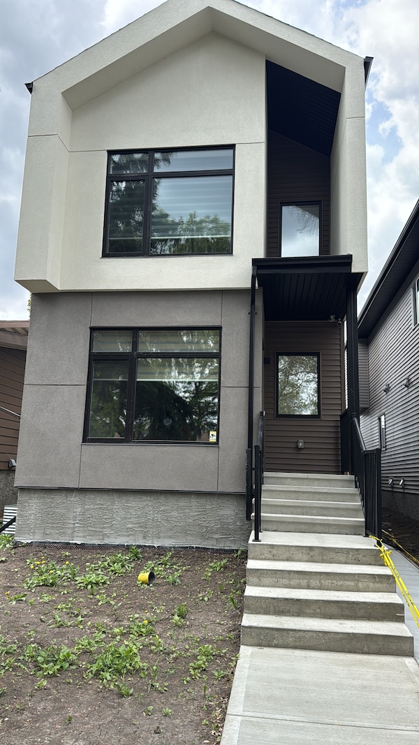Stylish 4 Bedroom 2.5 Bathroom - St. Albert