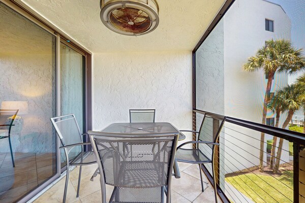 Condo Retreat With Private Balcony, Patio Furniture, And Amazing Ocean Views - Marco Island