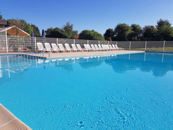 Beautiful Apartment For 4 Guests With Wifi, Pool, Tv, Terrace And Parking - Flanders