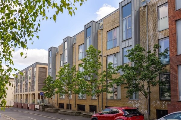 Apartment With Cityscape Views & Private Parking - Bristol