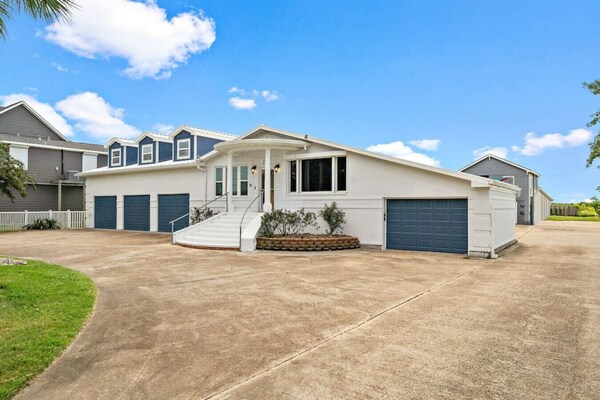 Spacious Home W/ Pool, Guest House & Game Room - Galveston, TX