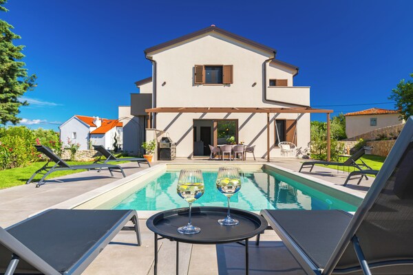 Casa Del Mare... Quiet Location... Spacious Swimming Pool... Relaxing Vacation. - Punat