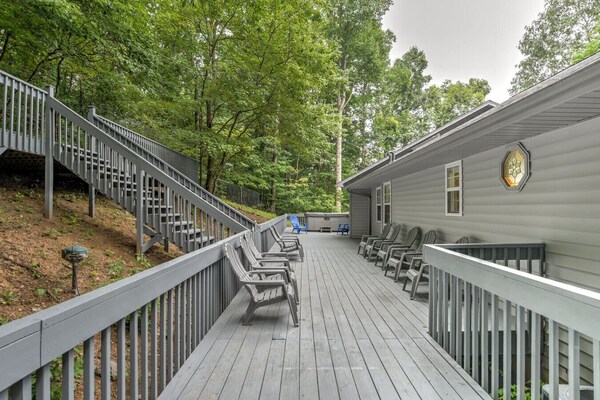 Group Getaway Hot Tub Firepit - アシュビル, NC