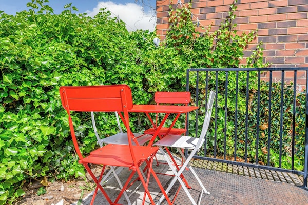 Sheffield 2-bed Flat By Parks, Trails & Woodland - Chesterfield