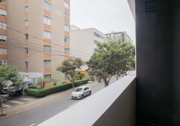 W* | Chic 1br Apartment W/ Scenic Balcony In Central Miraflores - Lima