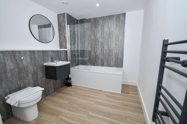 Modern & Spacious 2 Bedroom Liverpool Apartment - Prenton Park