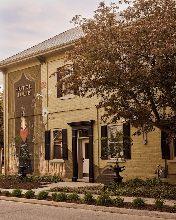 Designed For Two Couples, Friends Or A Family, Flat Four Is One Of The Edgiest Suites In Hotel Julie - Stratford, Canadá