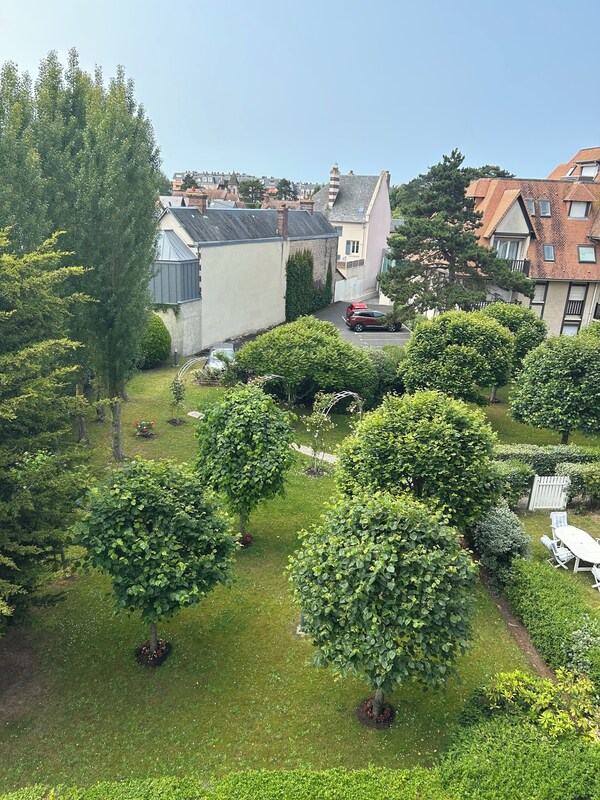 Ingrid's Rose Garden - Cabourg