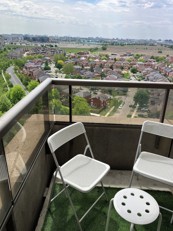 Beautiful Condo View In Toronto, Great Amenities, Mins From Airport And Highways - Mississauga