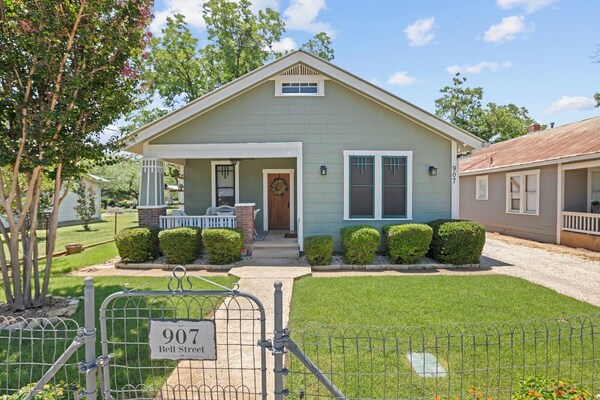 1929 Craftsman Charmer - Private Hot Tub - Close To Downtown - Fredericksburg, TX