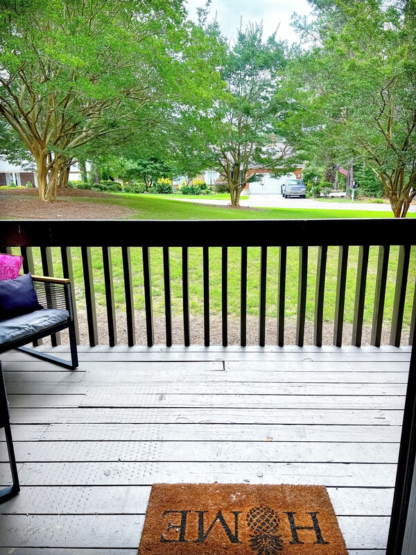 Cozy 2 Bed 2-bath ~ Sleeps 9 ~ Walk To Pinehurst Resort ~ Deck ~ Fast Wifi - Whispering Pines, NC