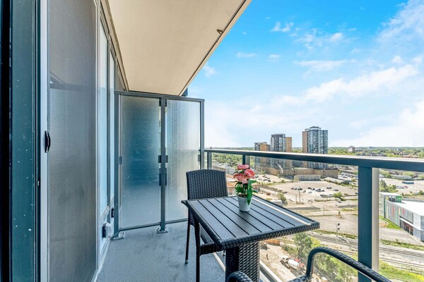 Stylish 1br Condo W Balcony & Skyline Views - St. Jacobs