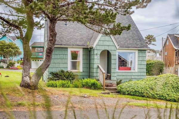 Updated Classic Cottage, Neighborhood Beach Access, Bay And Ocean Views! - Waldport, OR