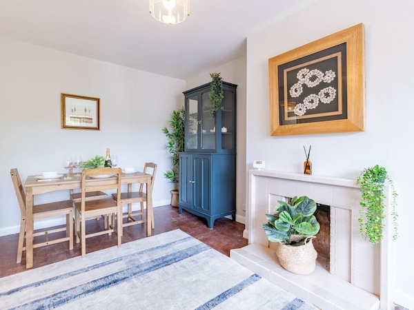 Stylish 2-bedroom Flat In Great Warley  Sleeps 6 | Pass The Keys - Brentwood