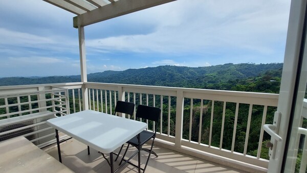 Spacious And Cozy 2-bedroom Condo In Lovely Tagaytay - Alfonso