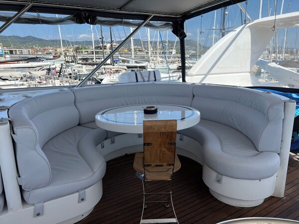 Luxury Yacht In Marina De Badalona. Price For Overnight Stay In The Whole Yacht. - El Masnou