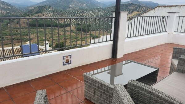 New Listing!!! Spacious 5-bedroom Home In Iznájar With Spectacular Views - Iznájar