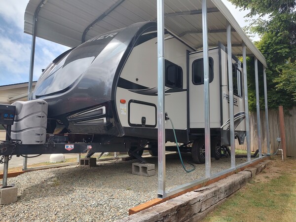 Cozy Rv In Quaint Klamath With Ac, Wifi, Dish Network, Fully Hooked Up. - Klamath, CA