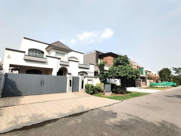 Luxury Villa 5 Bedroom, Dha , Phase 6 Near Dolmen Mall - Lahore