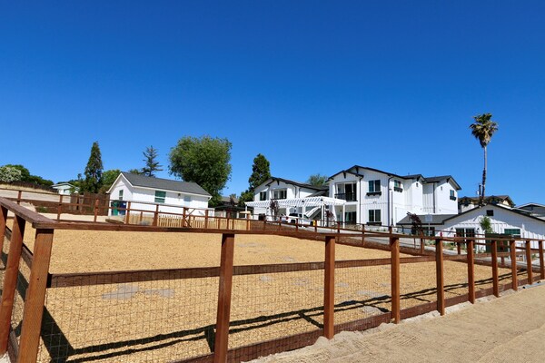Emerald Court's Farmhouse: Bbq + - Santa Margarita, CA