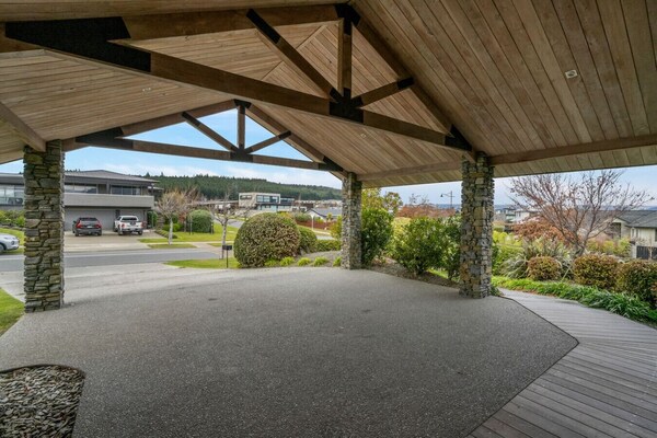 Infinity Outlook - 4 Bedroom Home - Wanaka