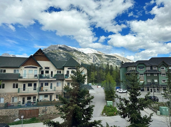 Renovated Corner Mt. Views, Hot Tub, Pool & Spa - Canmore