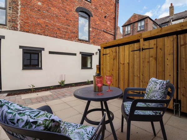 The Old Bakehouse, Luxury Holiday Cottage, With A Garden In Beverley - Beverley