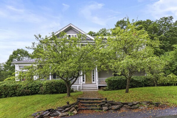 An Elegant Time Capsule In Downtown Lenox - 레녹스