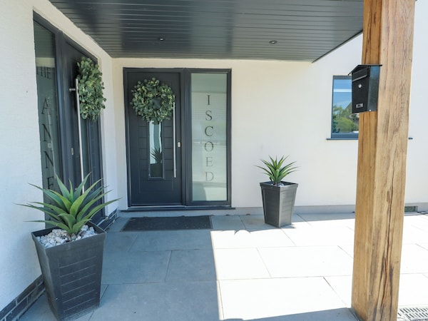 Iscoed, Pet Friendly, Country Holiday Cottage In Rhosneigr - Rhosneigr