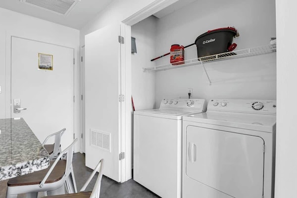 Centric 1br In Heart Of Dtphx Free Garage Parking - Phoenix, AZ