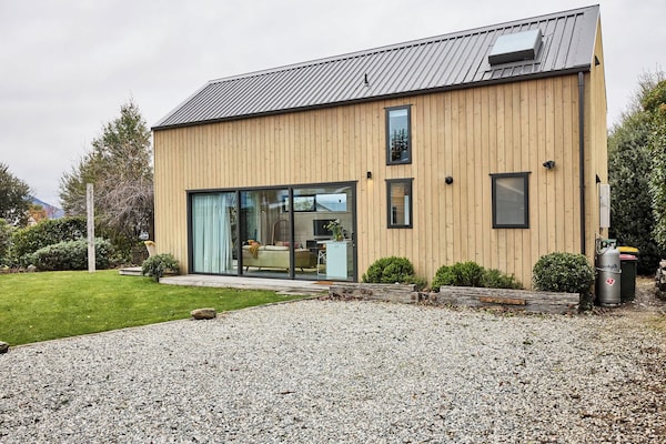Central Two Bedroom Two Bathroom House - Wanaka