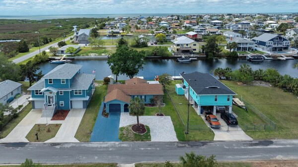 Remodeled 4-bedroom / 2 Bathroom Waterfront House, 10ppl, Direct Gulf Access - Weeki Wachee, FL