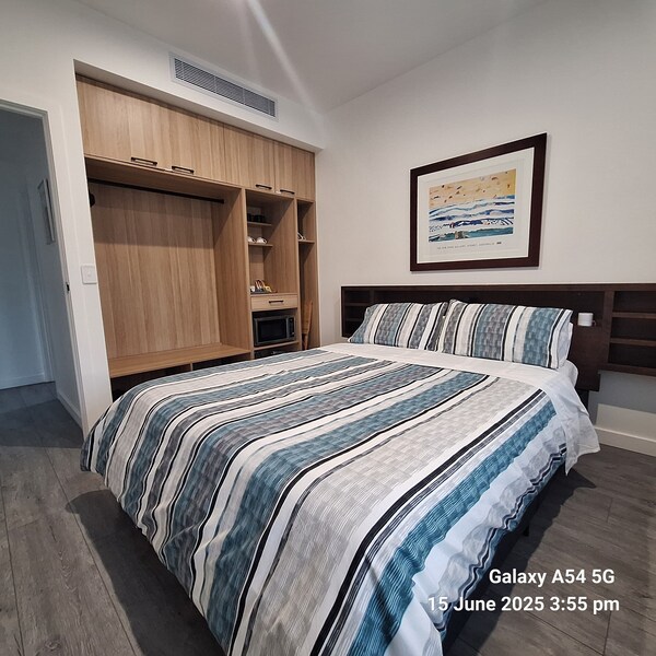 Mountain Views - Front Verandah - Footpath Entrance - No Traffic - Ground Floor - Wollongong