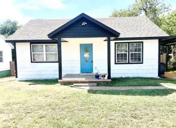 Pet Friendly 2 Bedroom House Located In Central Okc - The Village, OK