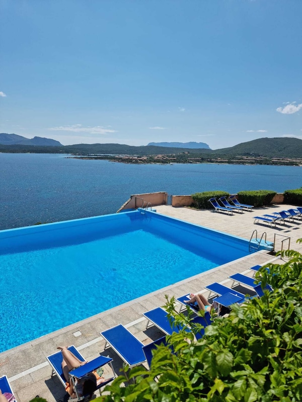 Three-room Apartment With Balcony And Sea-view Infinity Pool In Ladunia - Golfo Aranci