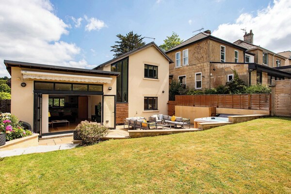 Bright Lofty House With Parking And Hot Tub - Bath