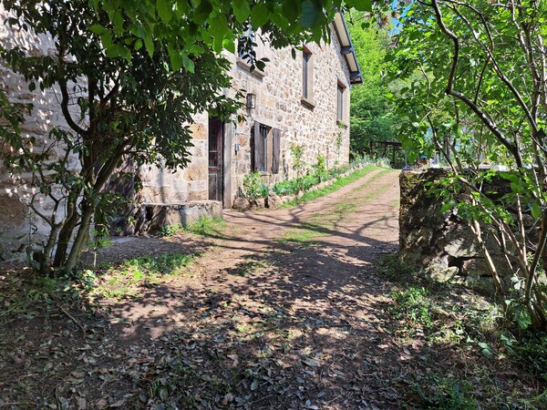 Gîte Autonome Isolé En Pleine Forêt, à Proximité Du Plateau D'yzeron - Messimy
