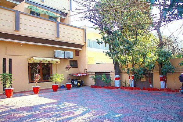 Spacious 9-bedroom Building With Wifi, Ac In Delightful Islamabad - Islamabad