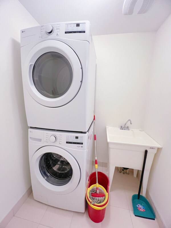 Modern Family Friendly Convenient In Richmond Hill - 마크험