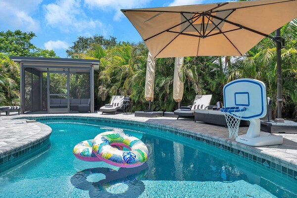 **New Listing** Paradise Found | Salt Pool, Cabana, 7-min To Beaches - Indian Rocks Beach, FL