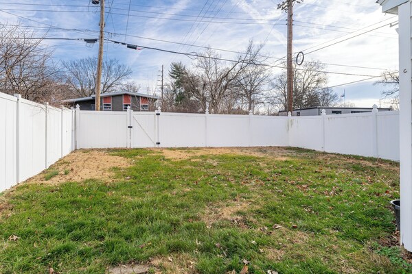 Charming 2-bedroom Bungalow, Pet Friendly, King Bed In Wonderful Terre Haute - Terre Haute, IN