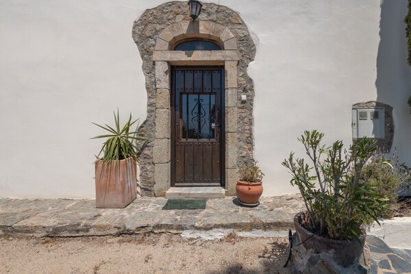 Studio 'Masia Can Bavi' With Mountain View, Shared Terrace And Wi-fi - Calella