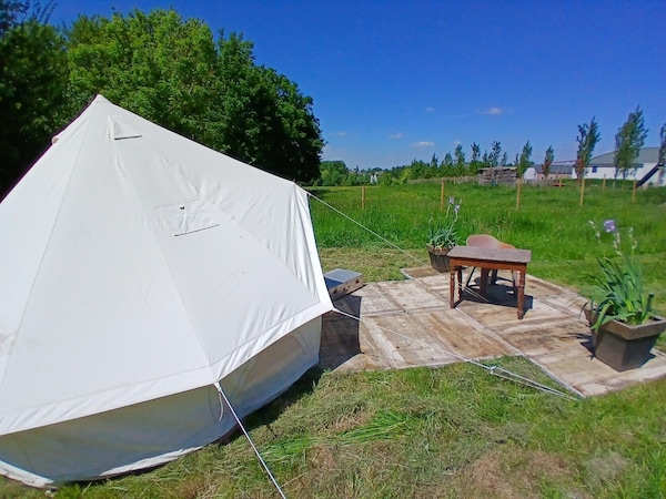 "Sur Les Prés" Is A Tent Set Up In A Meadow, 100% Natural. - Bélgica