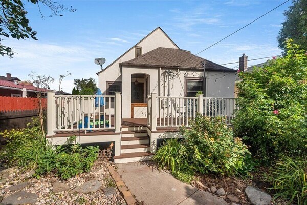Historic Tudor Cottage - Cute 3 Bedroom Home - Duluth, MN